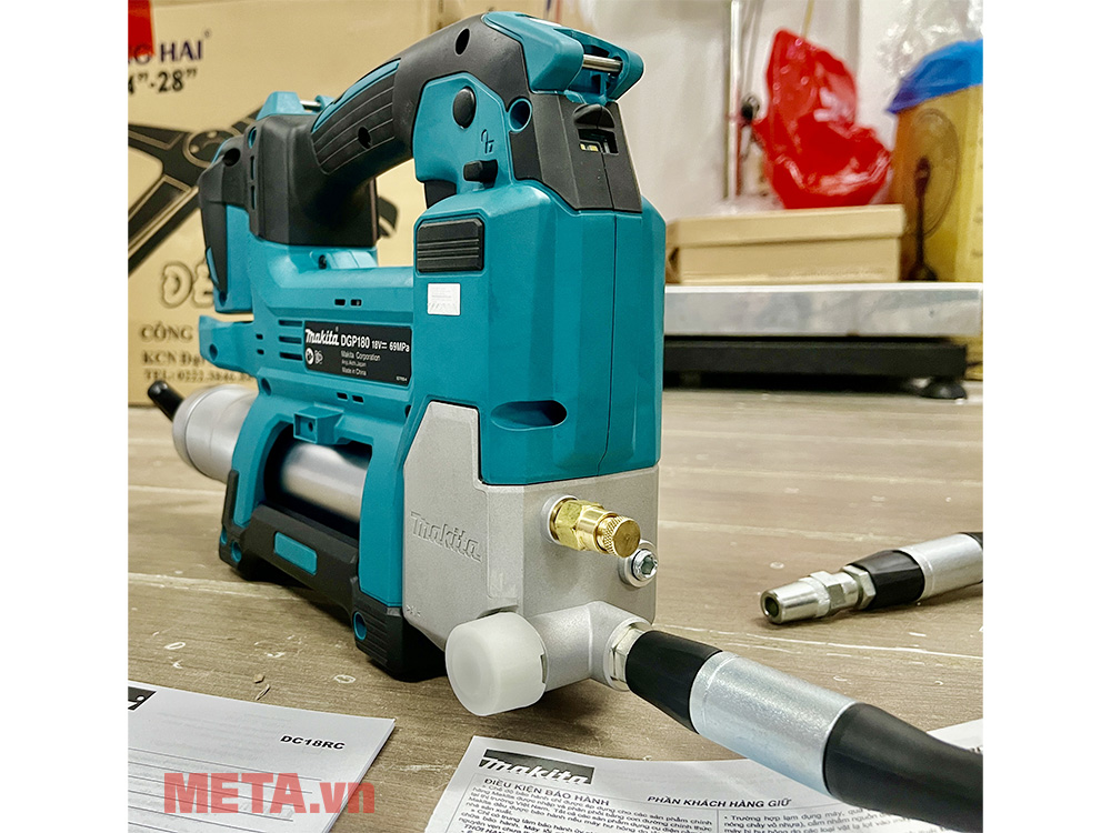 Máy bơm mỡ dùng pin 18V Makita DGP180RT (1 sạc + 1 pin 5AH) - META.vn