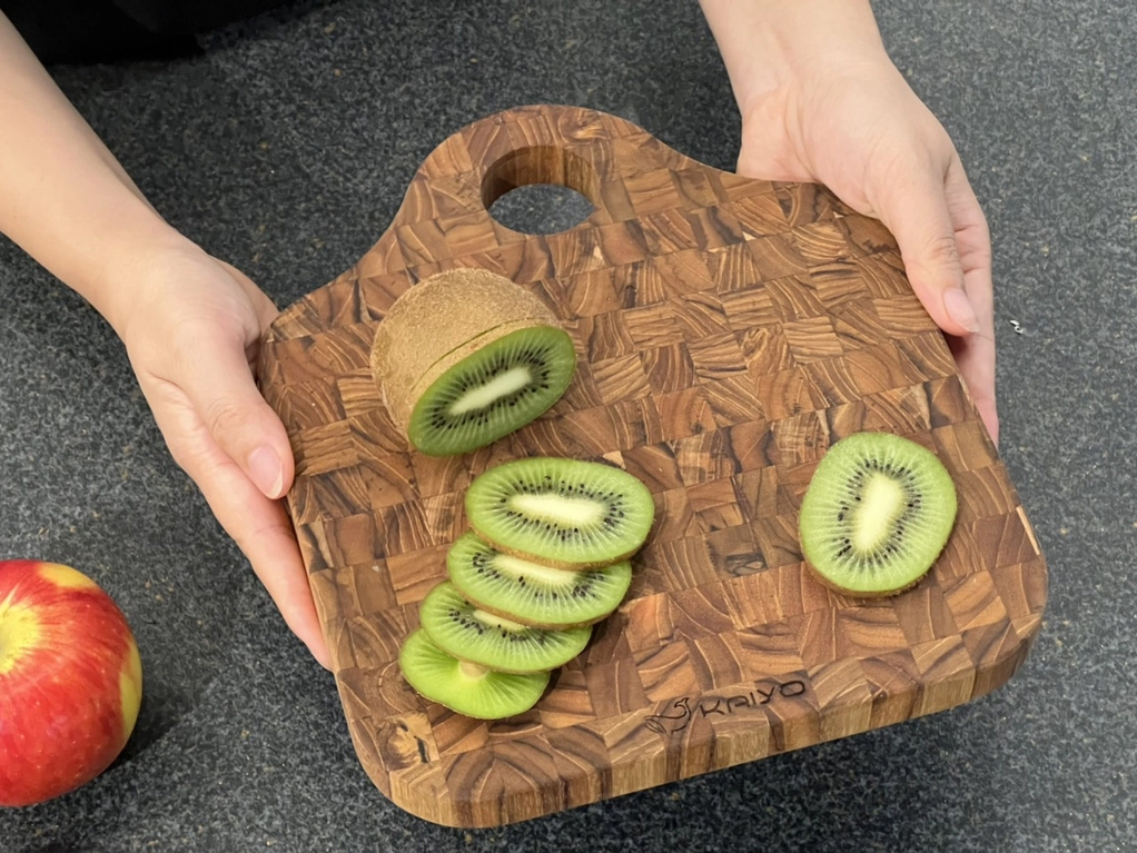 Thớt thái gỗ Teak đầu cây Kaiyo hình giỏ xách DC-GIO - META.vn