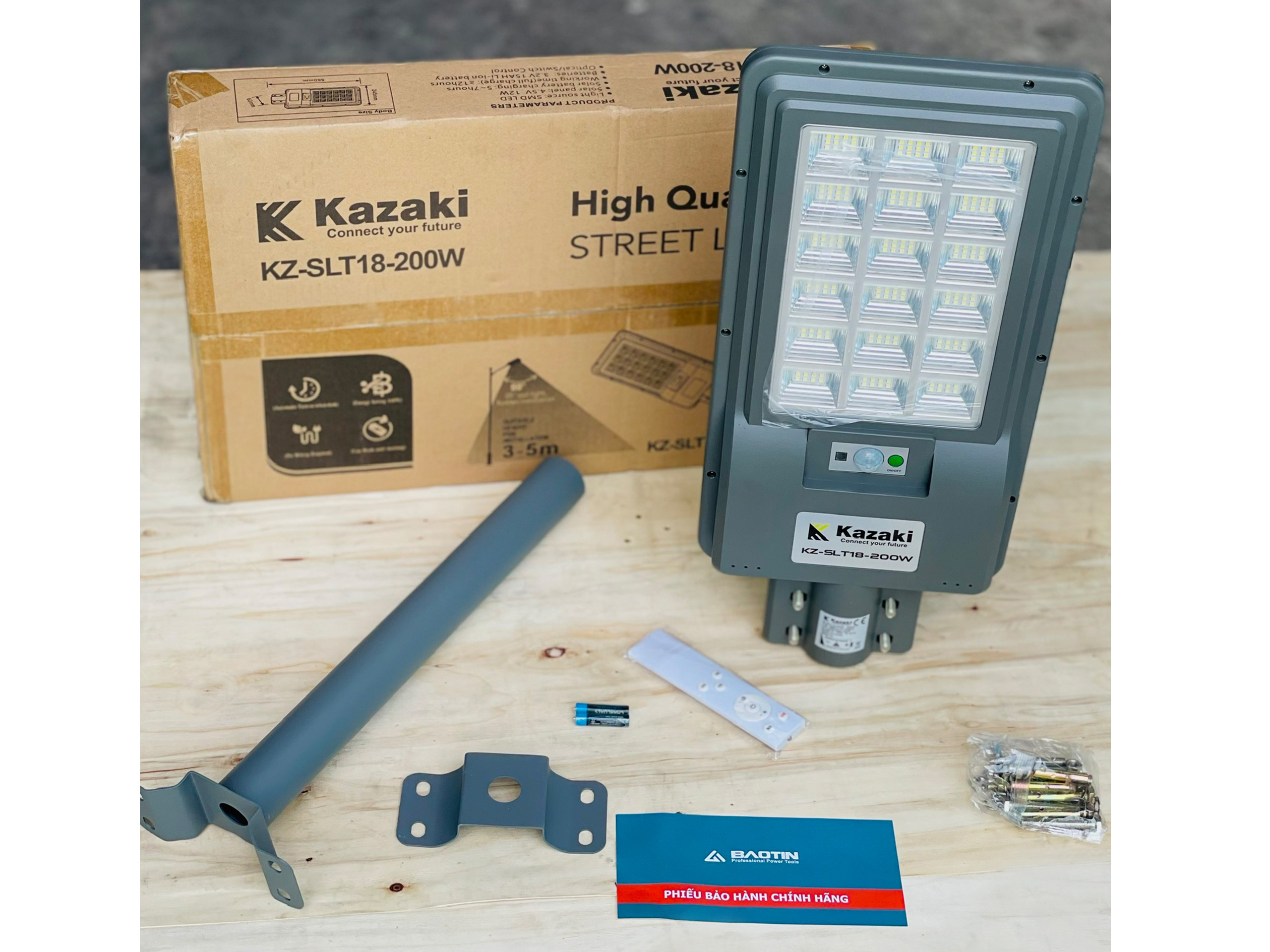 Đèn năng lượng mặt trời Kazaki KZ-SLT18-200W - META.vn