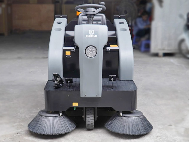 Xe quét rác ngồi lái nhà xưởng Kumisai KMS-1350E - META.vn
