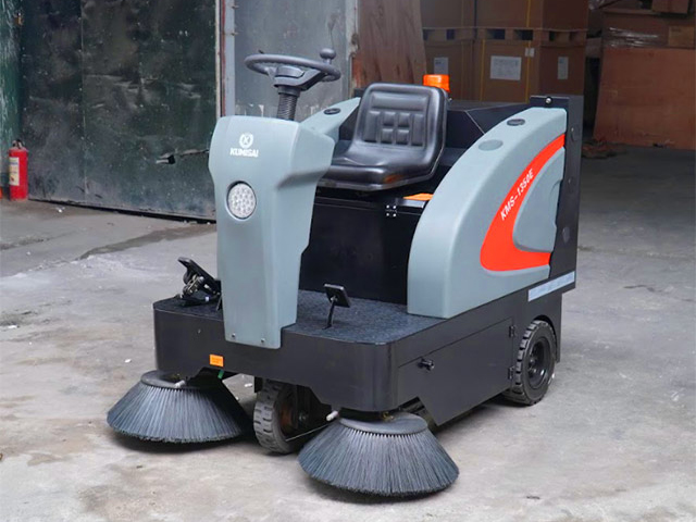 Xe quét rác ngồi lái nhà xưởng Kumisai KMS-1350E - META.vn