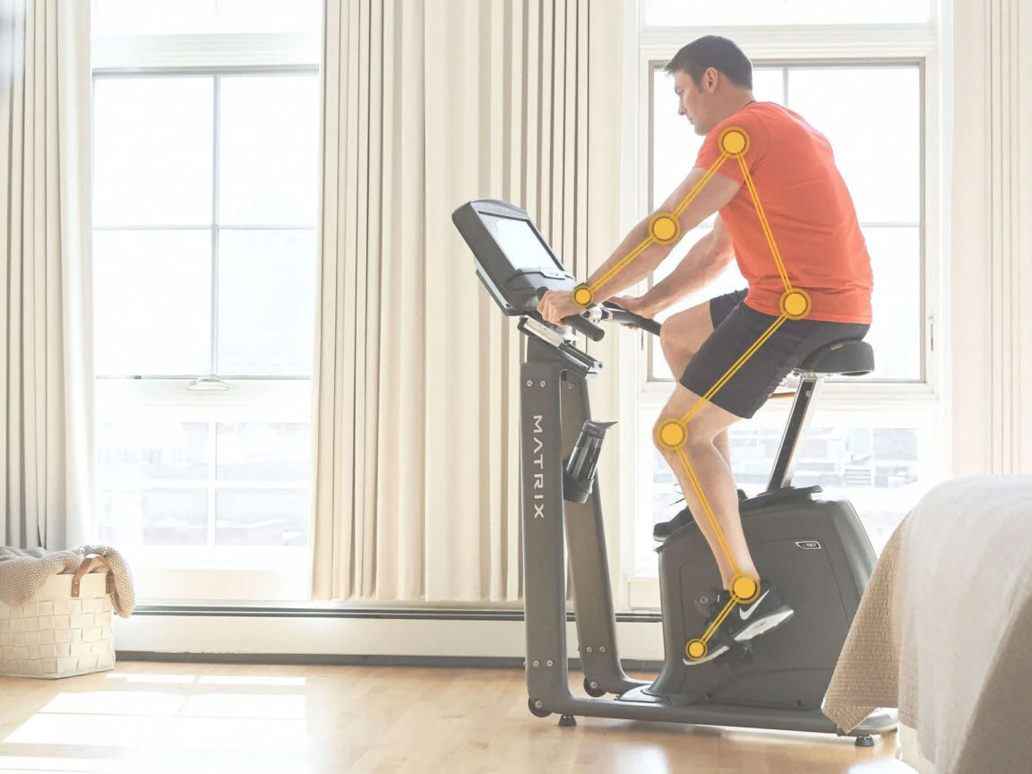 Xe đạp thể dục tựa lưng trong nhà Matrix R50 XER - META.vn