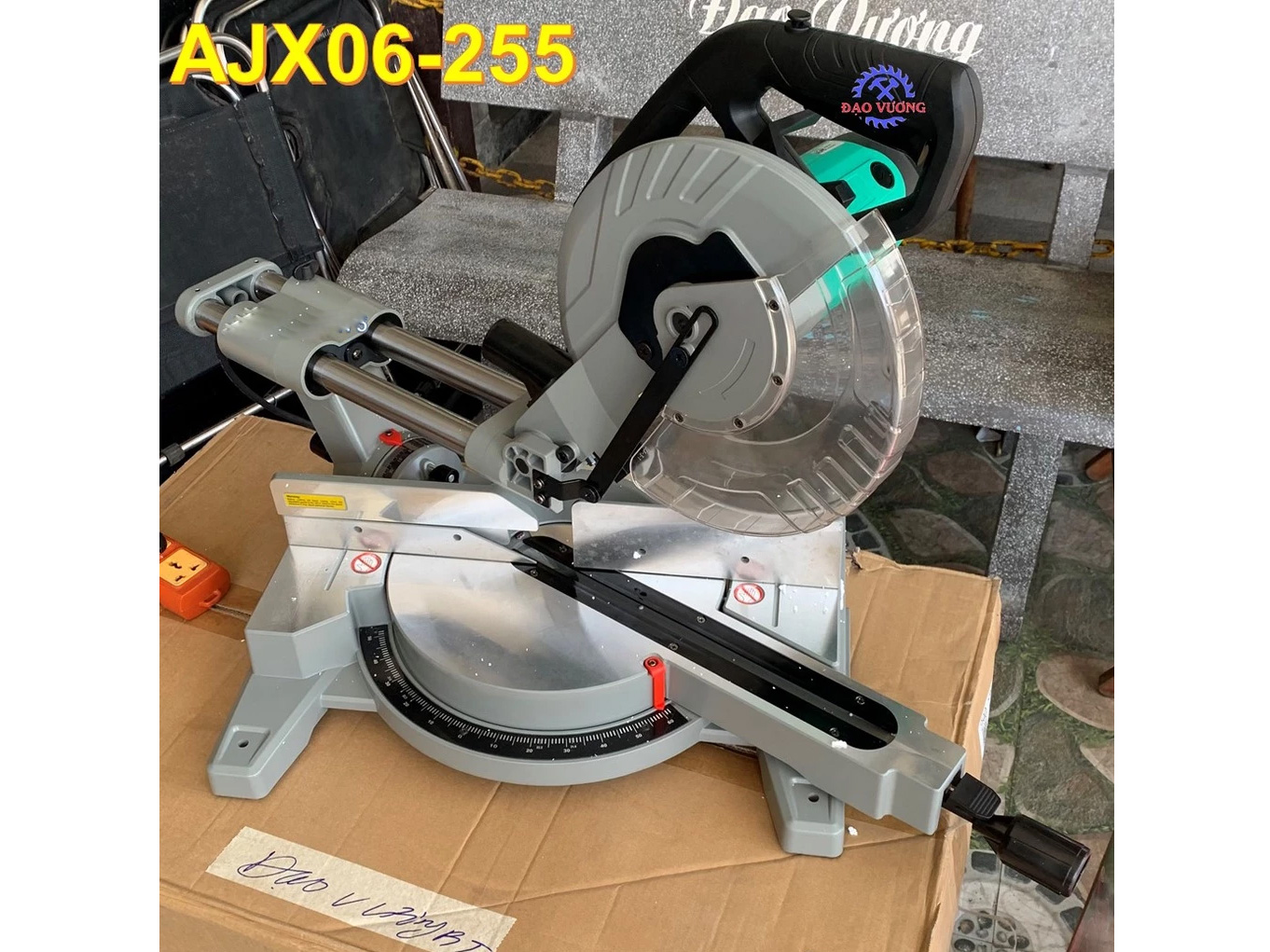 Máy cắt nhôm đa góc trượt DCA AJX06-255 (255mm, 1.650W) - META.vn